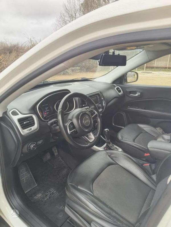 Jeep Compass 2018 in Klaipeda on AUTOMOTO.COM.LV White Jeep Compass 2018 in Klaipeda, with an engine capacity of 2.36 L and mileage of 90 thousand km for 11500 €, photo 7 on AUTOMOTO.COM.LV