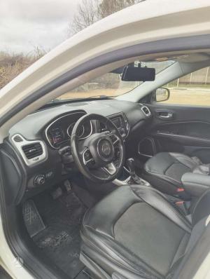 White Jeep Compass 2018 in Klaipeda, with an engine capacity of 2.36 L and mileage of 90 thousand km for 11500 €, photo 7 on AUTOMOTO.COM.LV