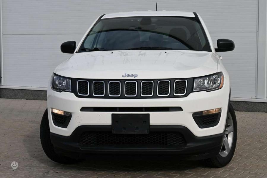 White Jeep Compass 2018 in Kretinga, with an engine capacity of 2.36 L and mileage of 219 thousand km for 9999 €, photo 3 on AUTOMOTO.COM.LV