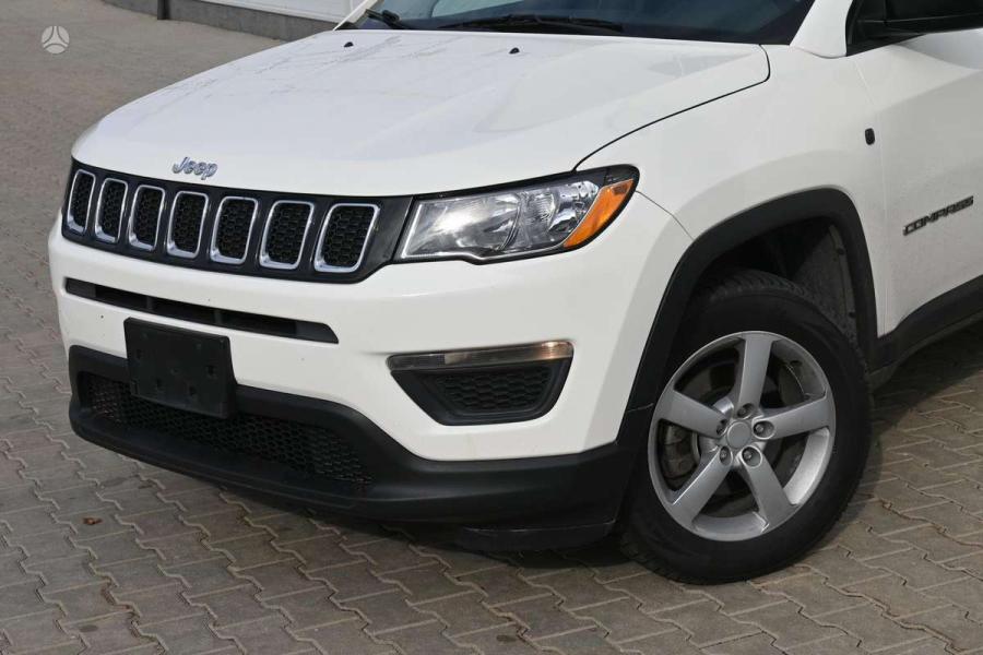 White Jeep Compass 2018 in Kretinga, with an engine capacity of 2.36 L and mileage of 219 thousand km for 9999 €, photo 5 on AUTOMOTO.COM.LV