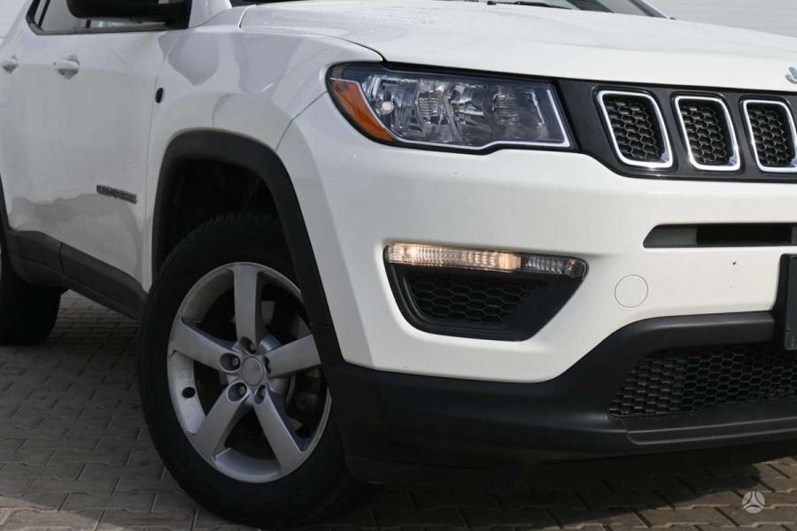 White Jeep Compass 2018 in Kretinga, with an engine capacity of 2.36 L and mileage of 219 thousand km for 9999 €, photo 7 on AUTOMOTO.COM.LV