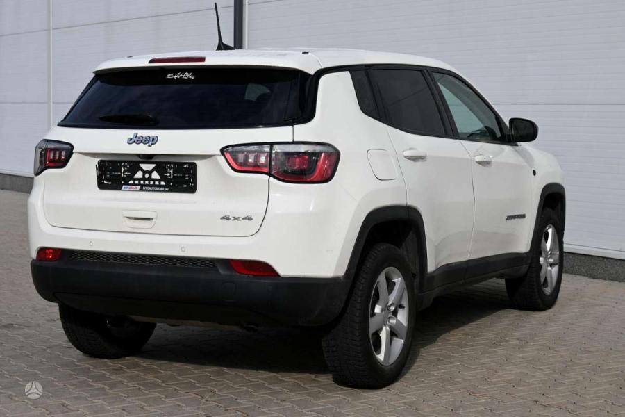 White Jeep Compass 2018 in Kretinga, with an engine capacity of 2.36 L and mileage of 219 thousand km for 9999 €, photo 8 on AUTOMOTO.COM.LV