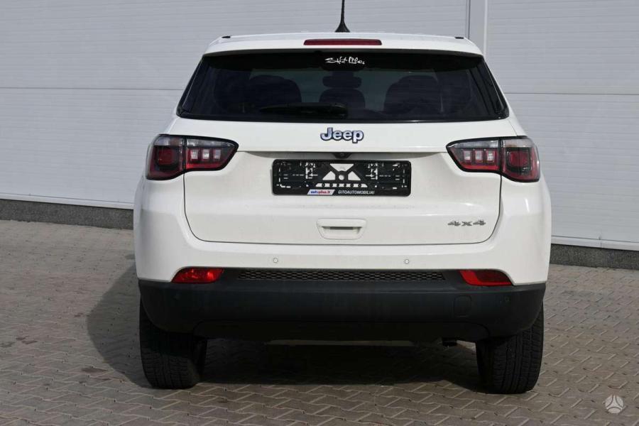 White Jeep Compass 2018 in Kretinga, with an engine capacity of 2.36 L and mileage of 219 thousand km for 9999 €, photo 9 on AUTOMOTO.COM.LV