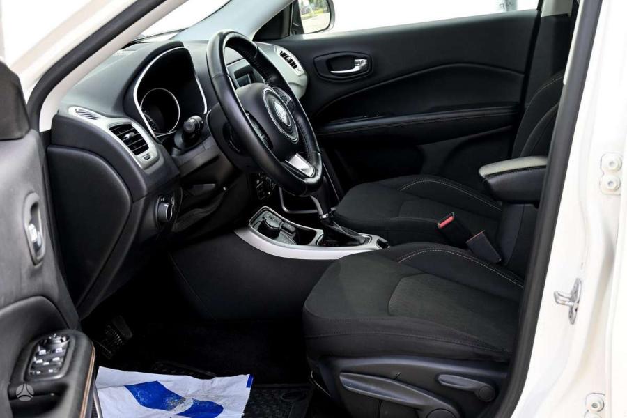 White Jeep Compass 2018 in Kretinga, with an engine capacity of 2.36 L and mileage of 219 thousand km for 9999 €, photo 18 on AUTOMOTO.COM.LV