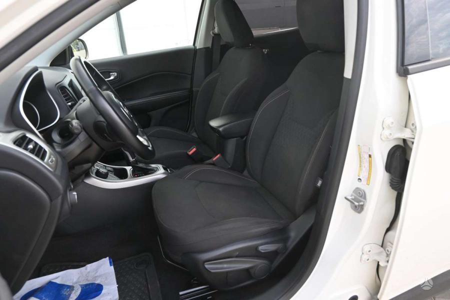 White Jeep Compass 2018 in Kretinga, with an engine capacity of 2.36 L and mileage of 219 thousand km for 9999 €, photo 20 on AUTOMOTO.COM.LV