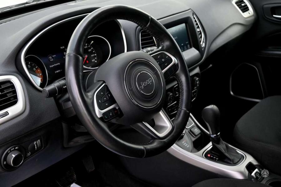 White Jeep Compass 2018 in Kretinga, with an engine capacity of 2.36 L and mileage of 219 thousand km for 9999 €, photo 22 on AUTOMOTO.COM.LV