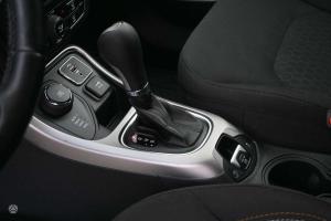 White Jeep Compass 2018 in Kretinga, with an engine capacity of 2.36 L and mileage of 219 thousand km for 9999 €, photo 23 on AUTOMOTO.COM.LV