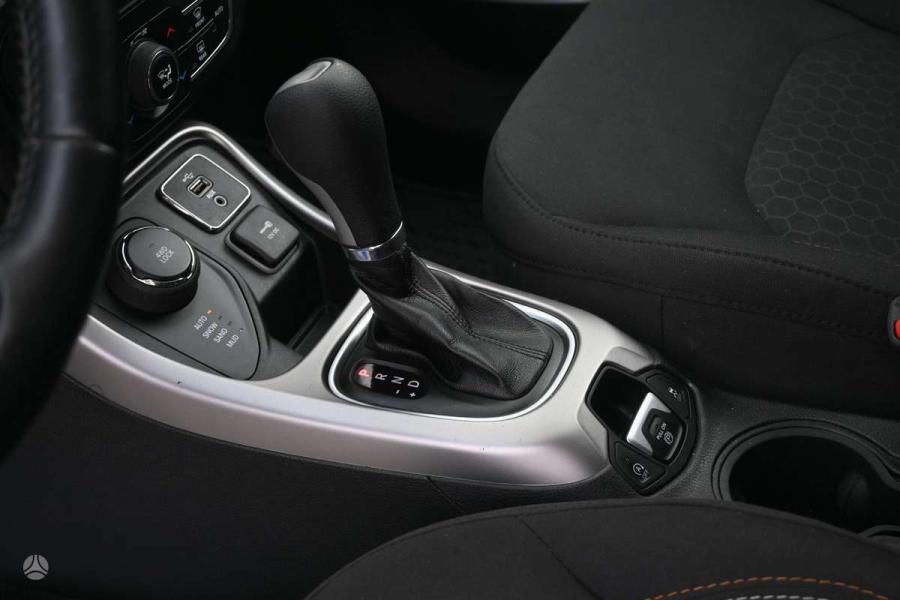 White Jeep Compass 2018 in Kretinga, with an engine capacity of 2.36 L and mileage of 219 thousand km for 9999 €, photo 23 on AUTOMOTO.COM.LV
