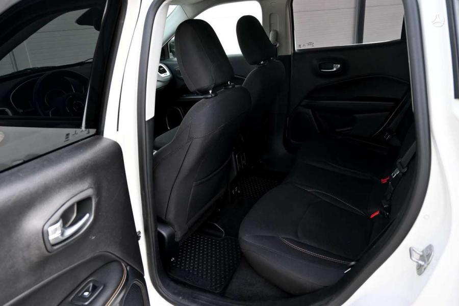 White Jeep Compass 2018 in Kretinga, with an engine capacity of 2.36 L and mileage of 219 thousand km for 9999 €, photo 24 on AUTOMOTO.COM.LV