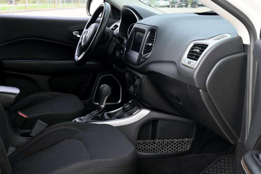 White Jeep Compass 2018 in Kretinga, with an engine capacity of 2.36 L and mileage of 219 thousand km for 9999 €, photo 25 on AUTOMOTO.COM.LV