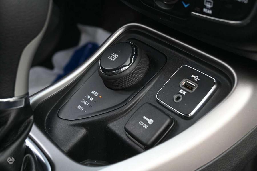White Jeep Compass 2018 in Kretinga, with an engine capacity of 2.36 L and mileage of 219 thousand km for 9999 €, photo 26 on AUTOMOTO.COM.LV