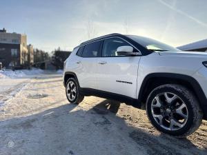 White Jeep Compass 2019 in Vilnius, with an engine capacity of 1.96 L and mileage of 47 thousand km for 21950 €, photo 2 on AUTOMOTO.COM.LV