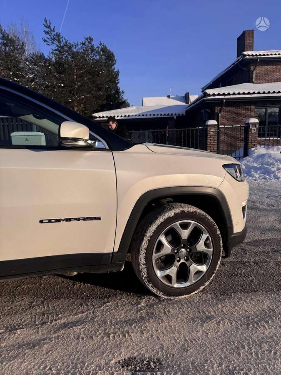 White Jeep Compass 2019 in Vilnius, with an engine capacity of 1.96 L and mileage of 47 thousand km for 21950 €, photo 6 on AUTOMOTO.COM.LV