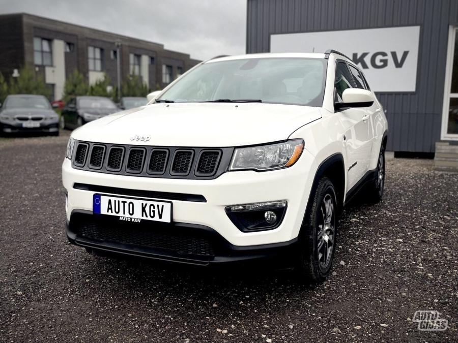 White Jeep Compass 2019 in Vilnius, with an engine capacity of 2.40 L and mileage of 83 thousand km for 15999 €, photo 2 on AUTOMOTO.COM.LV