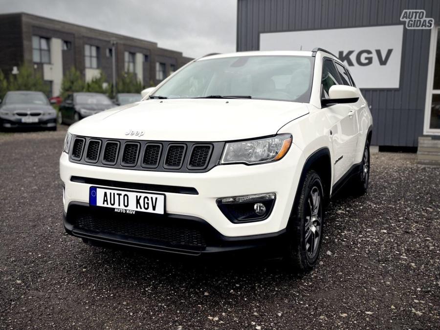 White Jeep Compass 2019 in Vilnius, with an engine capacity of 2.40 L and mileage of 83 thousand km for 15999 €, photo 3 on AUTOMOTO.COM.LV