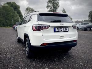 White Jeep Compass 2019 in Vilnius, with an engine capacity of 2.40 L and mileage of 83 thousand km for 15999 €, photo 5 on AUTOMOTO.COM.LV