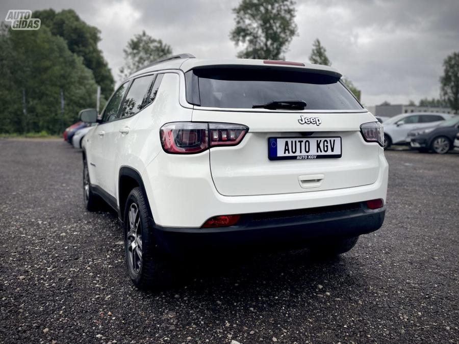White Jeep Compass 2019 in Vilnius, with an engine capacity of 2.40 L and mileage of 83 thousand km for 15999 €, photo 5 on AUTOMOTO.COM.LV