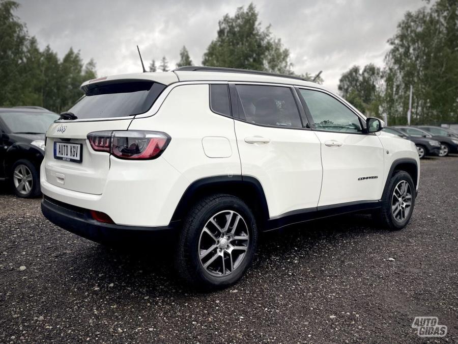 White Jeep Compass 2019 in Vilnius, with an engine capacity of 2.40 L and mileage of 83 thousand km for 15999 €, photo 7 on AUTOMOTO.COM.LV
