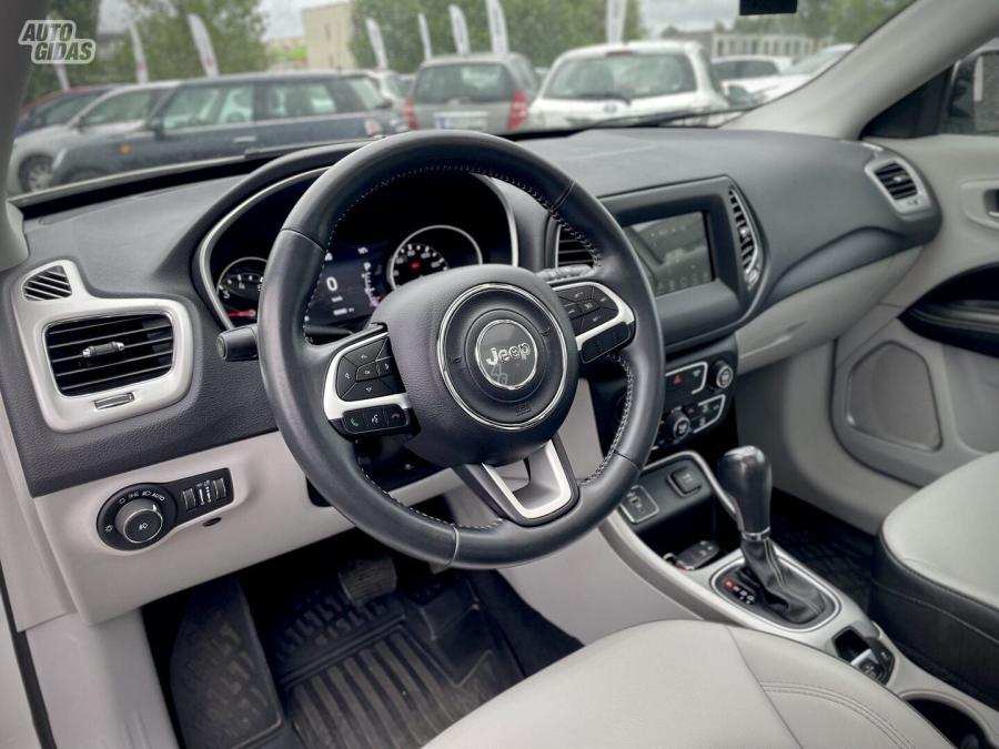 White Jeep Compass 2019 in Vilnius, with an engine capacity of 2.40 L and mileage of 83 thousand km for 15999 €, photo 15 on AUTOMOTO.COM.LV
