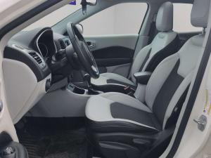 White Jeep Compass 2019 in Vilnius, with an engine capacity of 2.40 L and mileage of 83 thousand km for 14999 €, photo 14 on AUTOMOTO.COM.LV