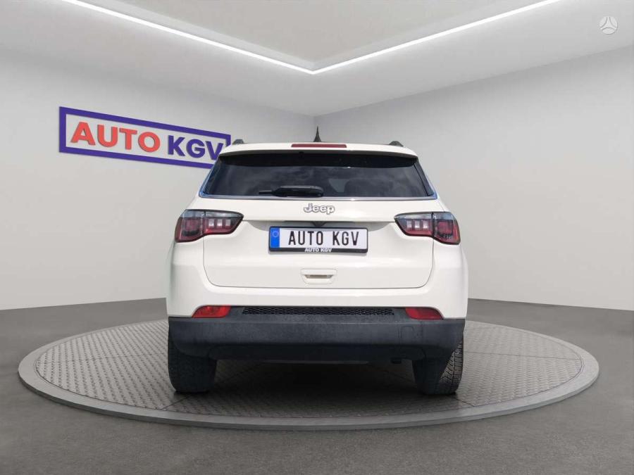 White Jeep Compass 2019 in Vilnius, with an engine capacity of 2.40 L and mileage of 83 thousand km for 14999 €, photo 5 on AUTOMOTO.COM.LV