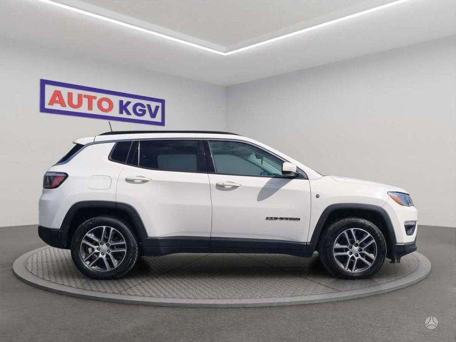 White Jeep Compass 2019 in Vilnius, with an engine capacity of 2.40 L and mileage of 83 thousand km for 14999 €, photo 7 on AUTOMOTO.COM.LV