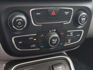 White Jeep Compass 2019 in Vilnius, with an engine capacity of 2.40 L and mileage of 83 thousand km for 14999 €, photo 18 on AUTOMOTO.COM.LV