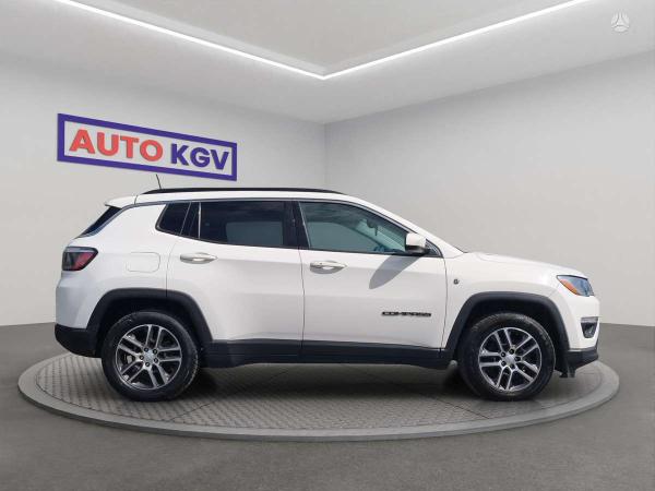 White Jeep Compass 2019 in Vilnius, with an engine capacity of 2.40 L and mileage of 83 thousand km for 14999 €, photo 6 on AUTOMOTO.COM.LV