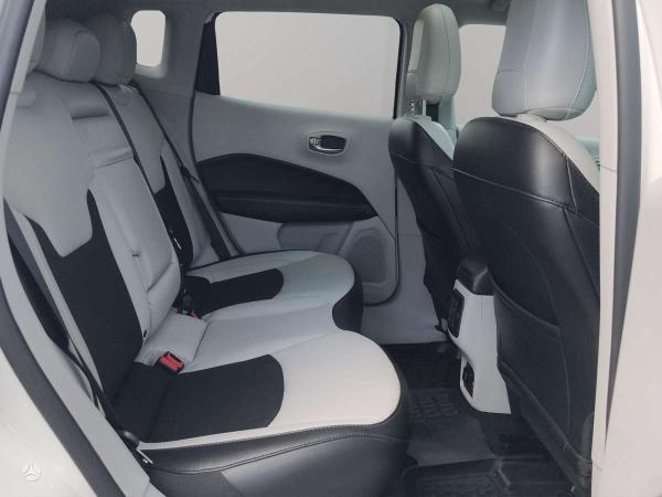 White Jeep Compass 2019 in Vilnius, with an engine capacity of 2.40 L and mileage of 83 thousand km for 14999 €, photo 9 on AUTOMOTO.COM.LV