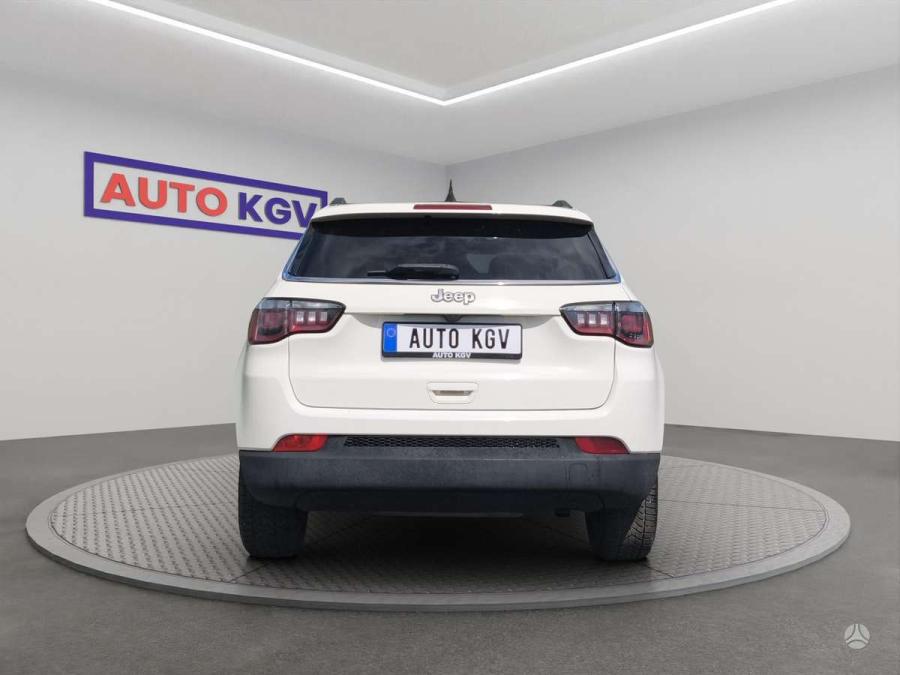 White Jeep Compass 2019 in Vilnius, with an engine capacity of 2.40 L and mileage of 83 thousand km for 14999 €, photo 5 on AUTOMOTO.COM.LV