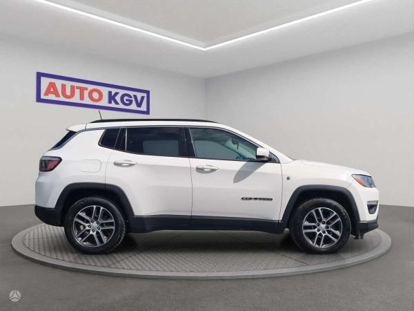 White Jeep Compass 2019 in Vilnius, with an engine capacity of 2.40 L and mileage of 83 thousand km for 14999 €, photo 7 on AUTOMOTO.COM.LV