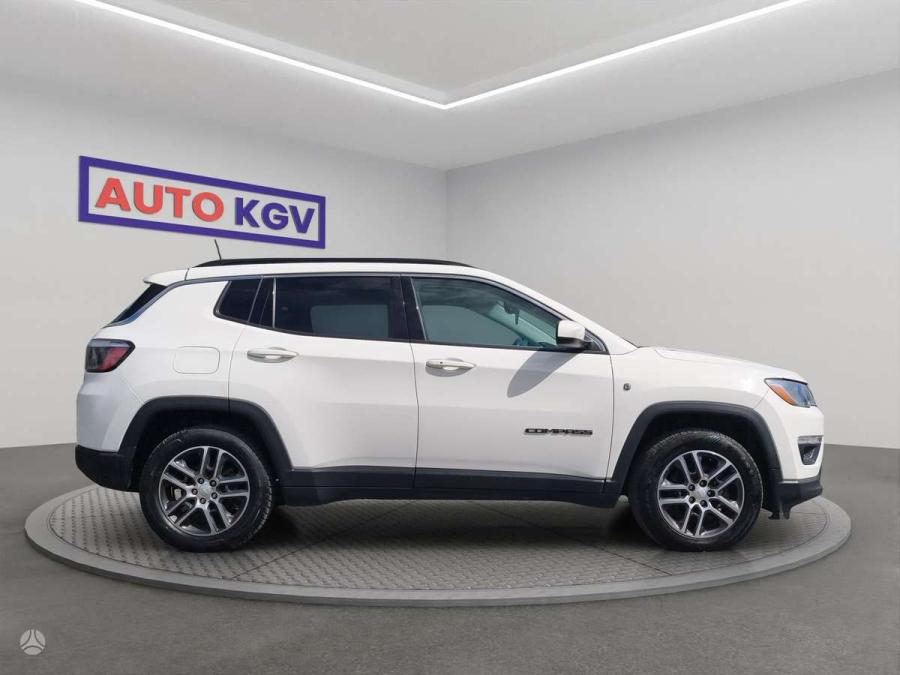 White Jeep Compass 2019 in Vilnius, with an engine capacity of 2.40 L and mileage of 83 thousand km for 14999 €, photo 7 on AUTOMOTO.COM.LV