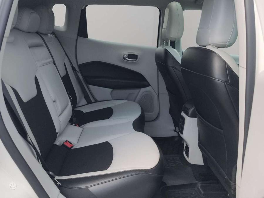 White Jeep Compass 2019 in Vilnius, with an engine capacity of 2.40 L and mileage of 83 thousand km for 14999 €, photo 10 on AUTOMOTO.COM.LV