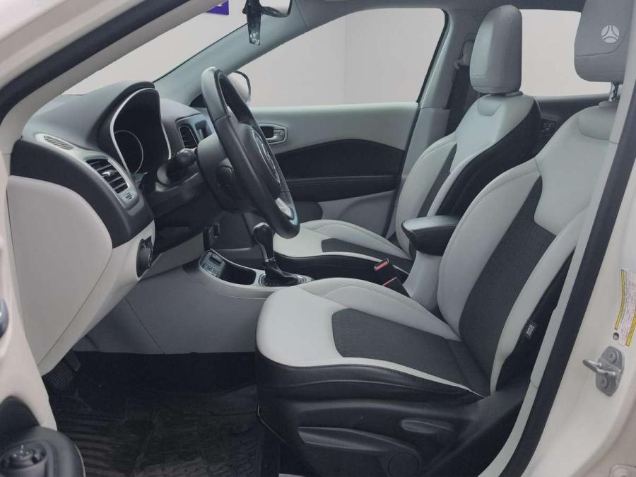 White Jeep Compass 2019 in Vilnius, with an engine capacity of 2.40 L and mileage of 83 thousand km for 14999 €, photo 14 on AUTOMOTO.COM.LV