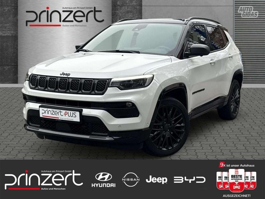 White Jeep Compass 2021 in Kaunas, with an engine capacity of 1.30 L and mileage of 61 thousand km for 26489 €, photo 1 on AUTOMOTO.COM.LV