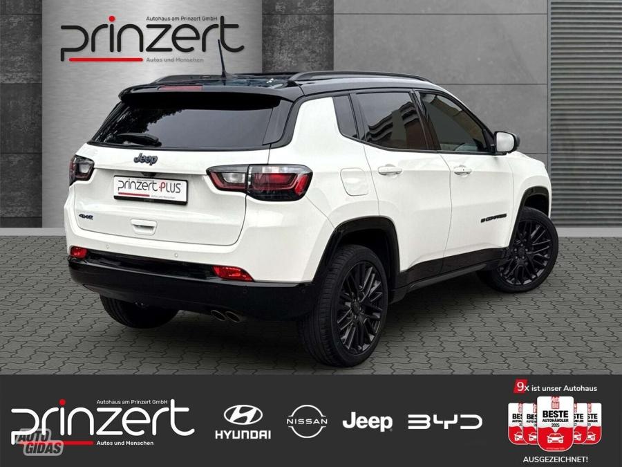 White Jeep Compass 2021 in Kaunas, with an engine capacity of 1.30 L and mileage of 61 thousand km for 26489 €, photo 3 on AUTOMOTO.COM.LV