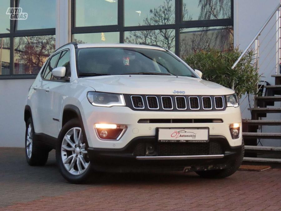 White Jeep Compass 2021 in Kaunas, with an engine capacity of 1.30 L and mileage of 42 thousand km for 21594 €, photo 1 on AUTOMOTO.COM.LV