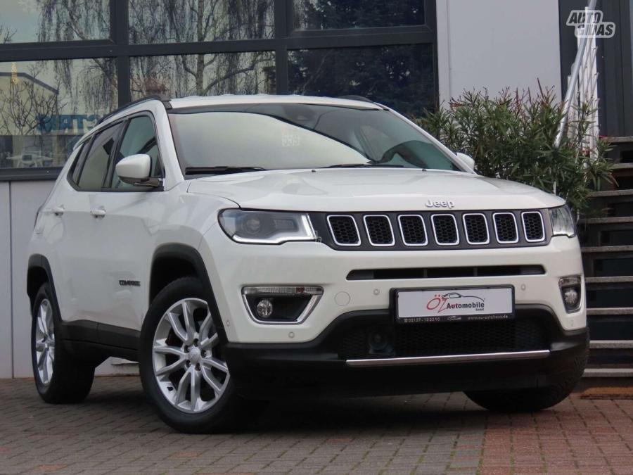 White Jeep Compass 2021 in Kaunas, with an engine capacity of 1.30 L and mileage of 27 thousand km for 21594 €, photo 1 on AUTOMOTO.COM.LV