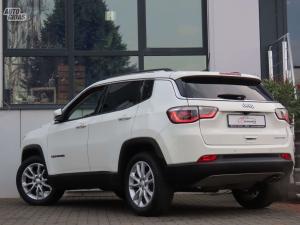 White Jeep Compass 2021 in Kaunas, with an engine capacity of 1.30 L and mileage of 27 thousand km for 21594 €, photo 3 on AUTOMOTO.COM.LV