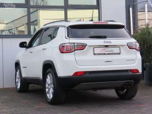 White Jeep Compass 2021 in Kaunas, with an engine capacity of 1.30 L and mileage of 29 thousand km for 21594 €, photo 6 on AUTOMOTO.COM.LV