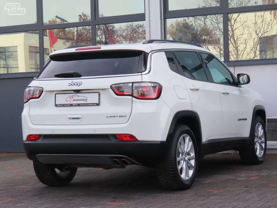 White Jeep Compass 2021 in Kaunas, with an engine capacity of 1.30 L and mileage of 29 thousand km for 21594 €, photo 9 on AUTOMOTO.COM.LV