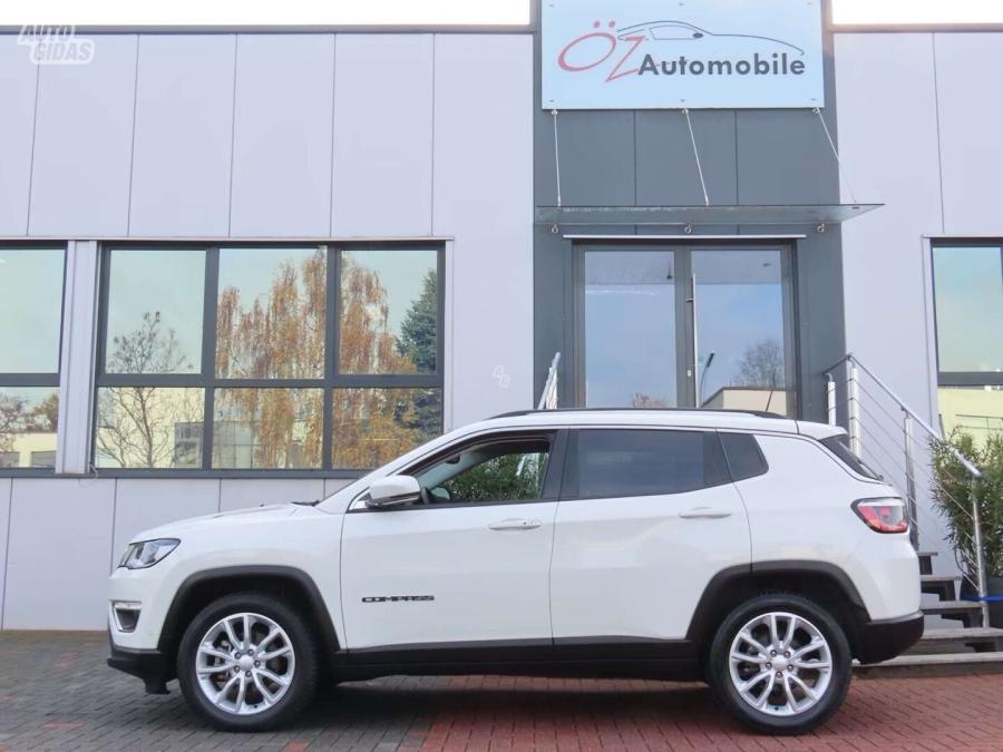 White Jeep Compass 2021 in Kaunas, with an engine capacity of 1.30 L and mileage of 29 thousand km for 21594 €, photo 10 on AUTOMOTO.COM.LV