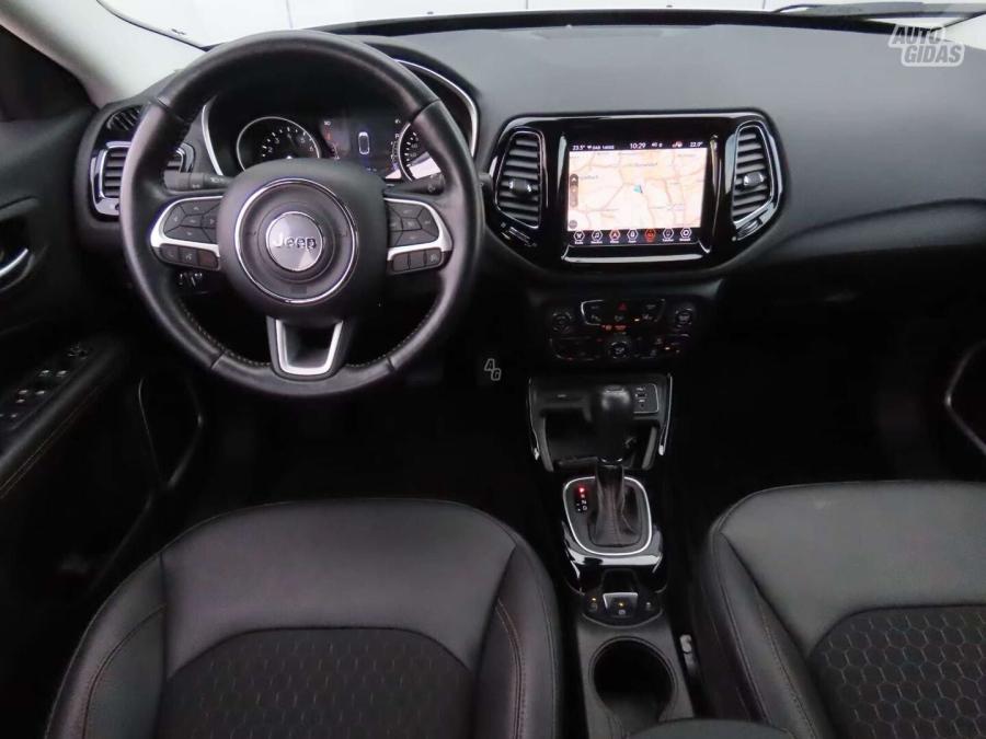 White Jeep Compass 2021 in Kaunas, with an engine capacity of 1.30 L and mileage of 29 thousand km for 21594 €, photo 12 on AUTOMOTO.COM.LV