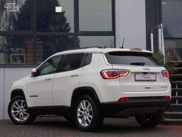 White Jeep Compass 2021 in Kaunas, with an engine capacity of 1.30 L and mileage of 34 thousand km for 22641 €, photo 5 on AUTOMOTO.COM.LV