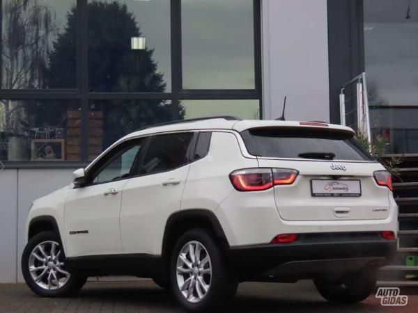 White Jeep Compass 2021 in Kaunas, with an engine capacity of 1.30 L and mileage of 31 thousand km for 22641 €, photo 4 on AUTOMOTO.COM.LV
