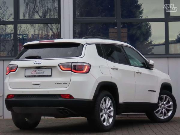 White Jeep Compass 2021 in Kaunas, with an engine capacity of 1.30 L and mileage of 31 thousand km for 22641 €, photo 5 on AUTOMOTO.COM.LV