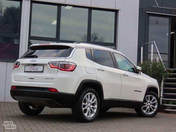 White Jeep Compass 2021 in Kaunas, with an engine capacity of 1.30 L and mileage of 27 thousand km for 21594 €, photo 3 on AUTOMOTO.COM.LV