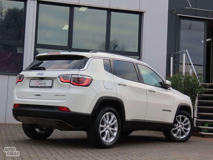 White Jeep Compass 2021 in Kaunas, with an engine capacity of 1.30 L and mileage of 27 thousand km for 21594 €, photo 3 on AUTOMOTO.COM.LV