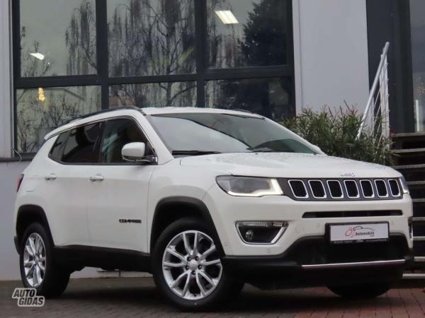 White Jeep Compass 2021 in Kaunas, with an engine capacity of 1.30 L and mileage of 60 thousand km for 21594 €, photo 1 on AUTOMOTO.COM.LV