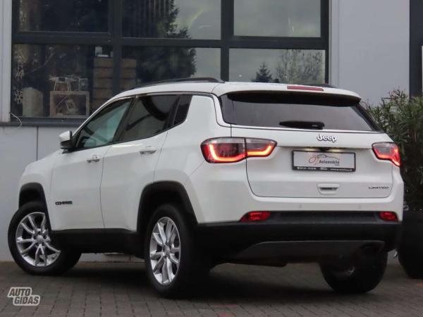 White Jeep Compass 2021 in Kaunas, with an engine capacity of 1.30 L and mileage of 60 thousand km for 21594 €, photo 4 on AUTOMOTO.COM.LV